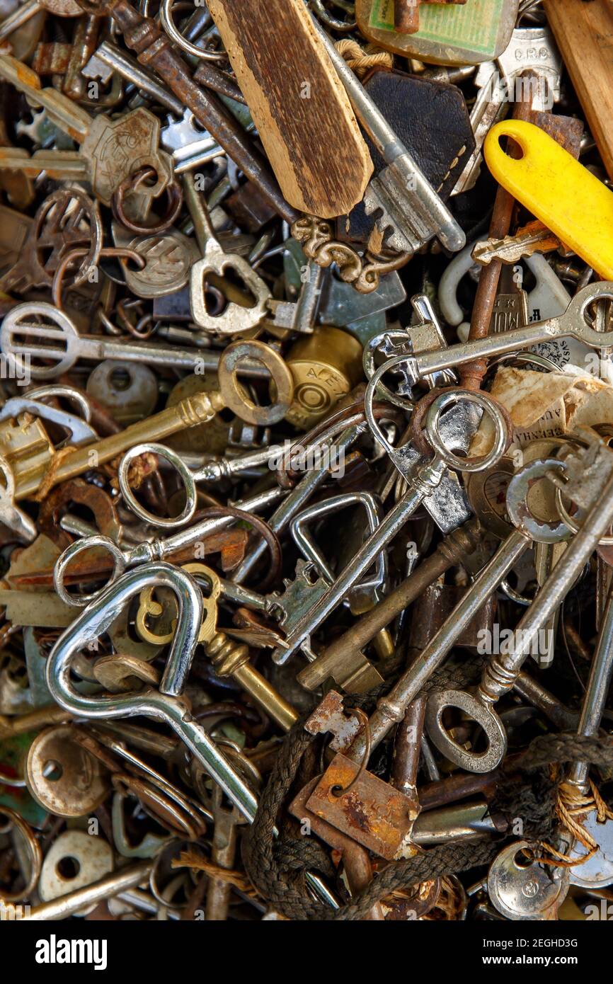 Old sign keys shop hi-res stock photography and images - Alamy