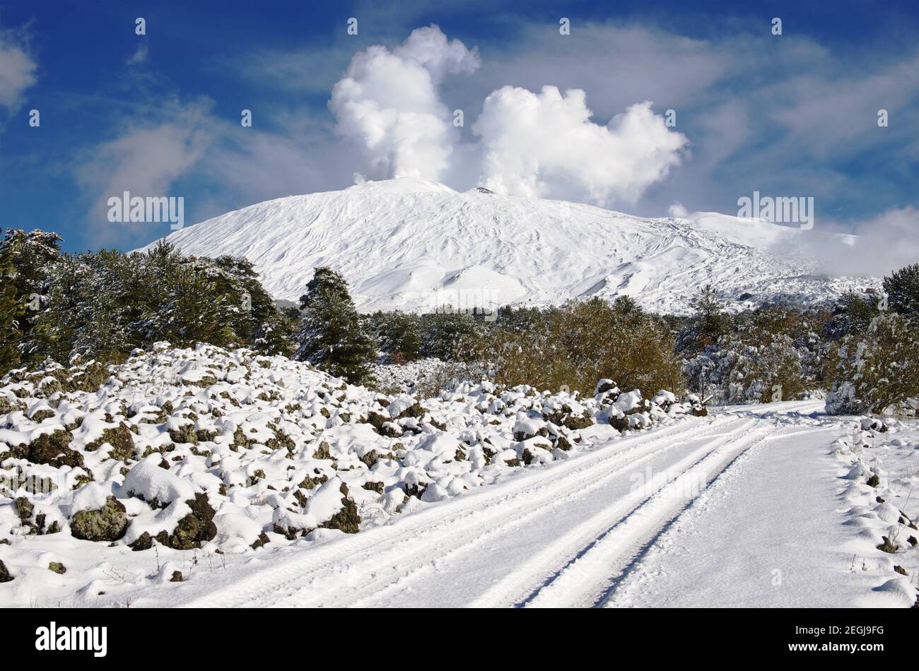 Massive volcano eruption hi-res stock photography and images - Alamy