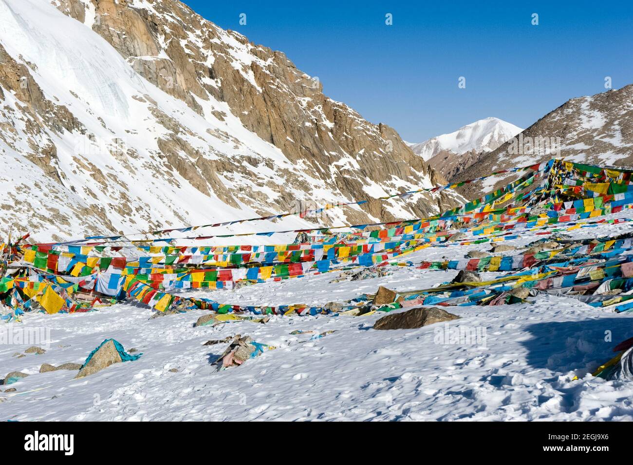 Colored rags on a rope in Tibet. Rituals and beliefs Stock Photo - Alamy