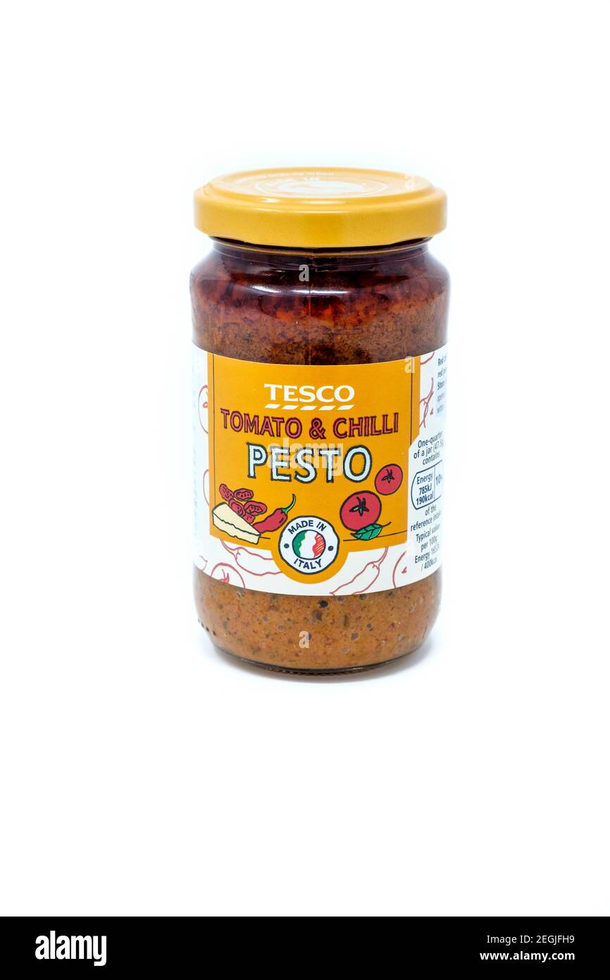 Jar of Tesco branded Italian tomato and chilli pesto Stock Photo - Alamy