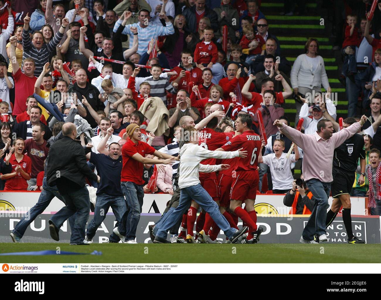 Football fans scotland pittodrie hi-res stock photography and images ...