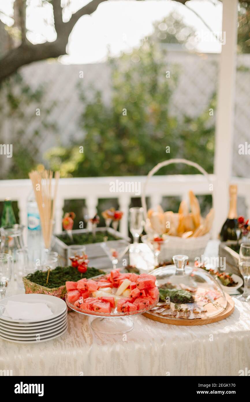 Party food table garden buffet hi-res stock photography and images - Alamy