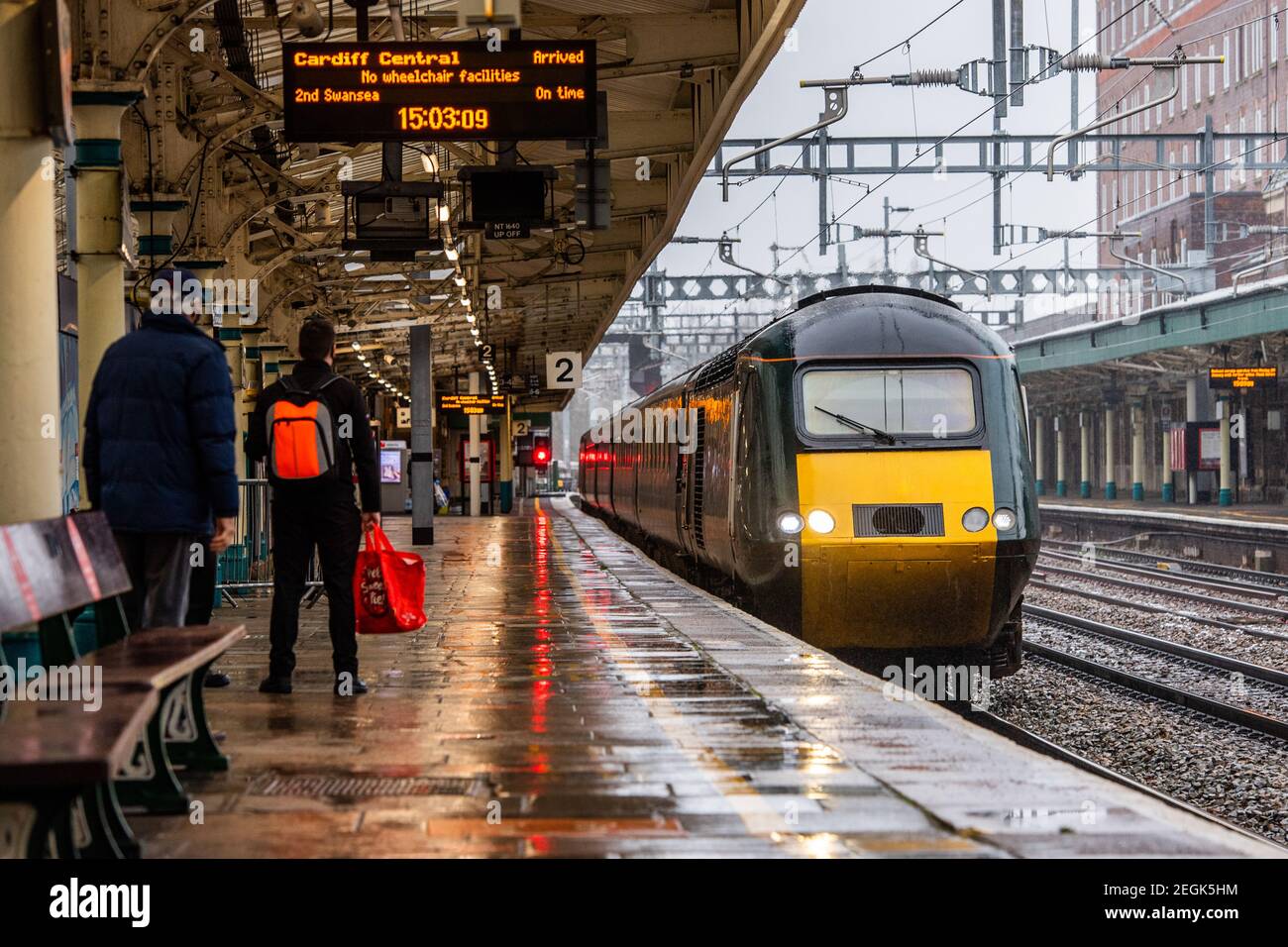 GWR HST No. 43186 approaches Newport Station, South Wales with a Castle ...