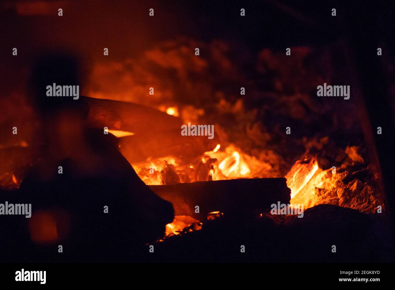 Campfire burning wood hi-res stock photography and images - Alamy