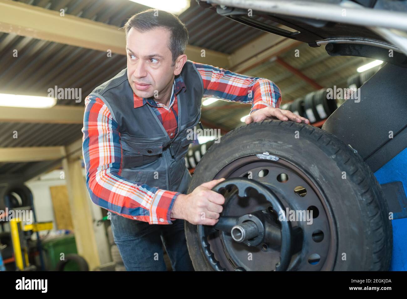 mechanic removing rim tire from vehicle Stock Photo - Alamy