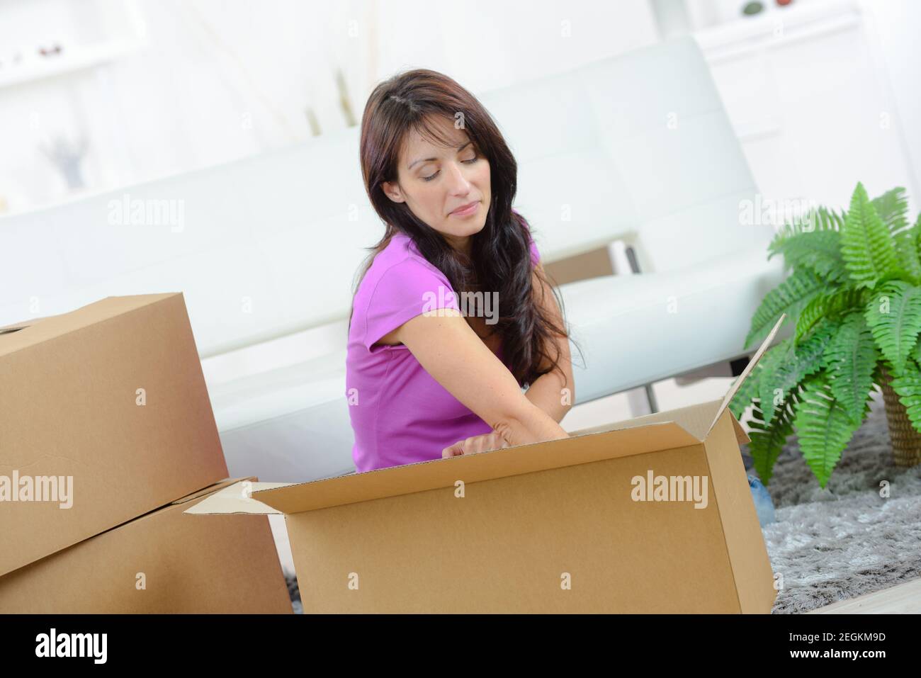 Friends unpacking boxes hi-res stock photography and images - Alamy