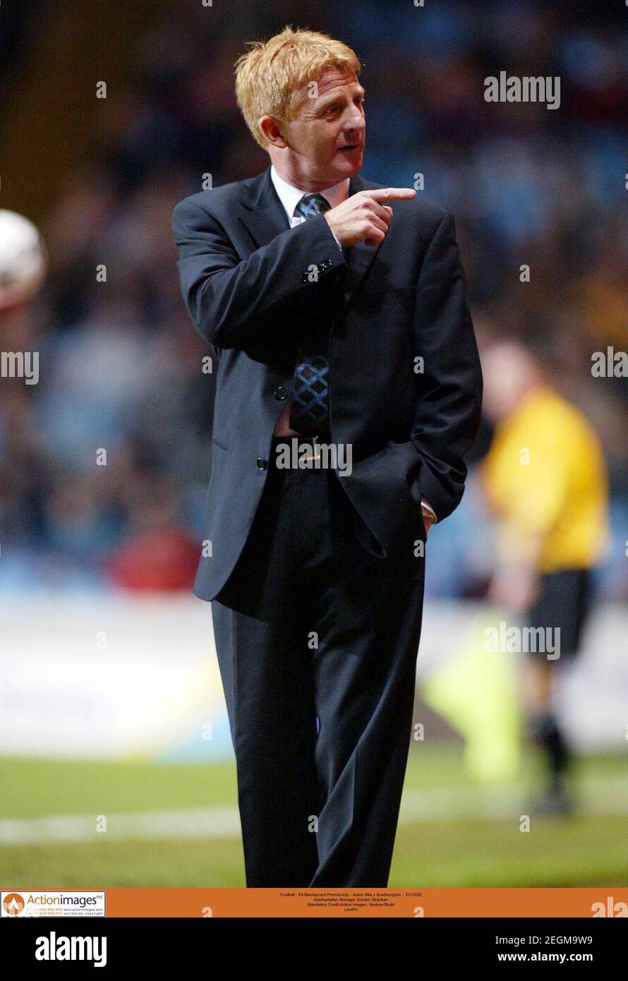 Football action gordon strachan hi-res stock photography and images - Alamy