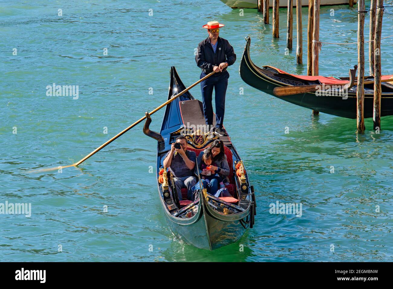 Venice popular gondola transportation hi-res stock photography and ...