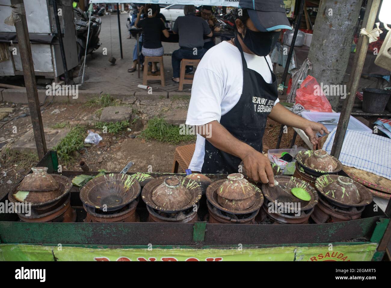Traditional Cake vendor Stock Photo - Alamy