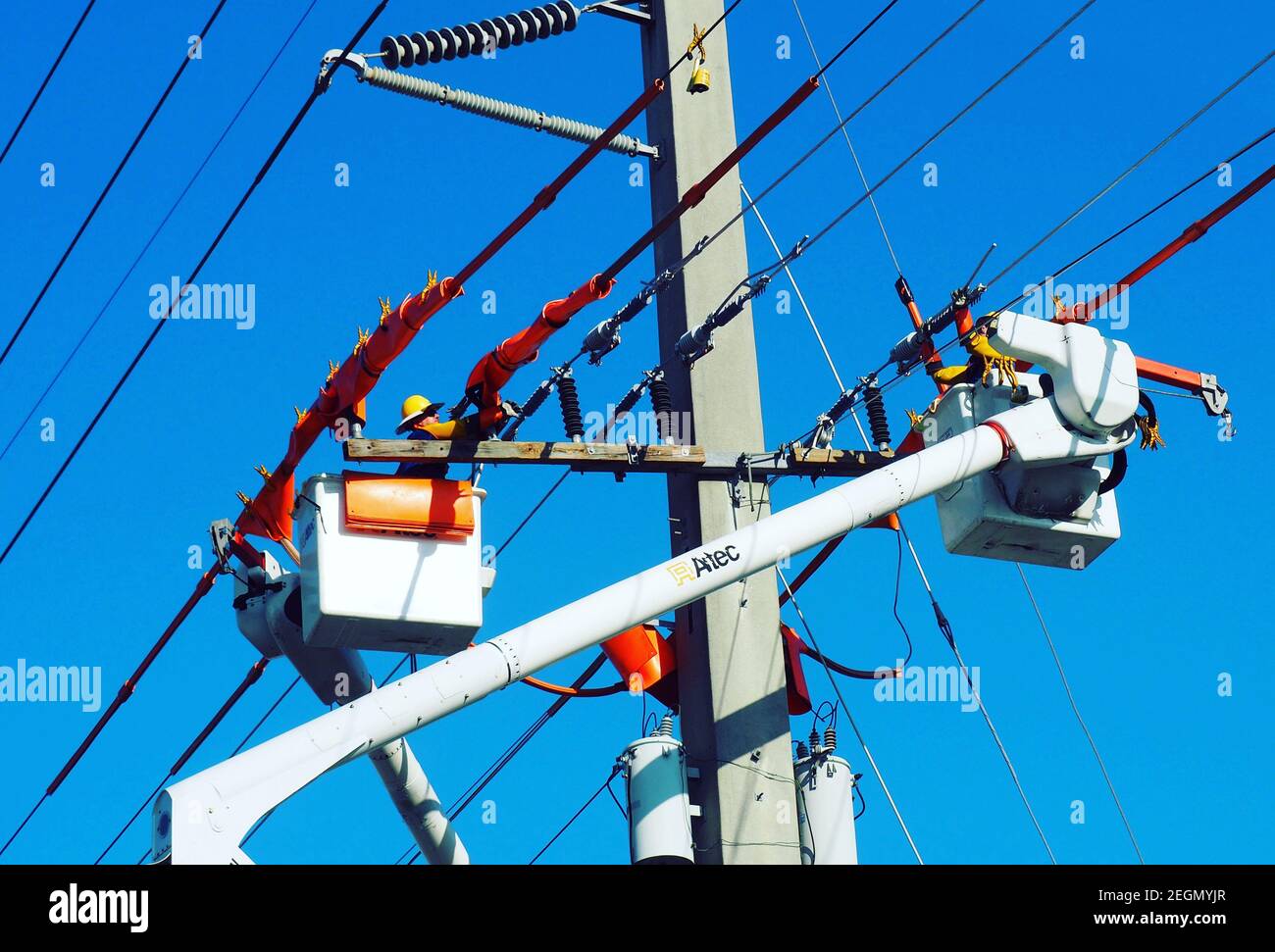 Lineman on utility pole hi-res stock photography and images - Alamy