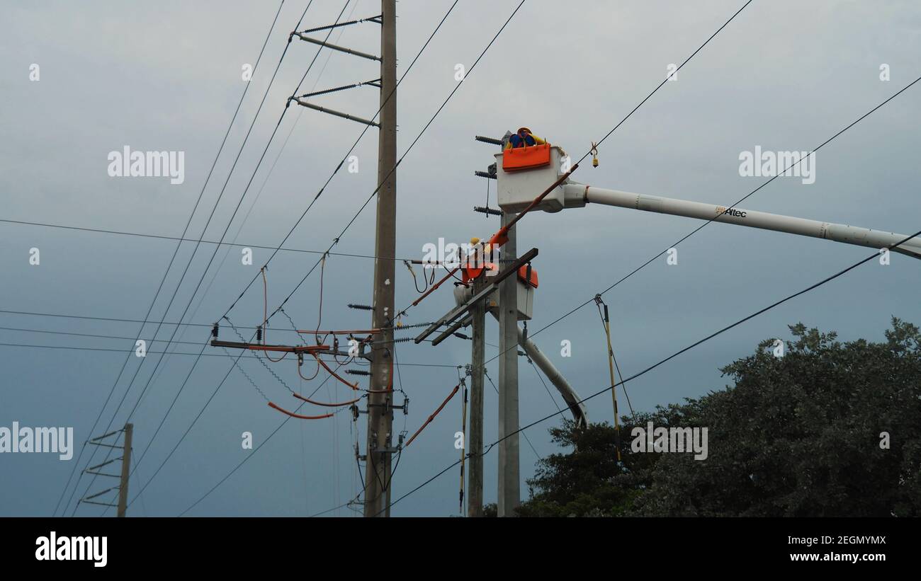Electrical utility workers on hi-res stock photography and images - Alamy