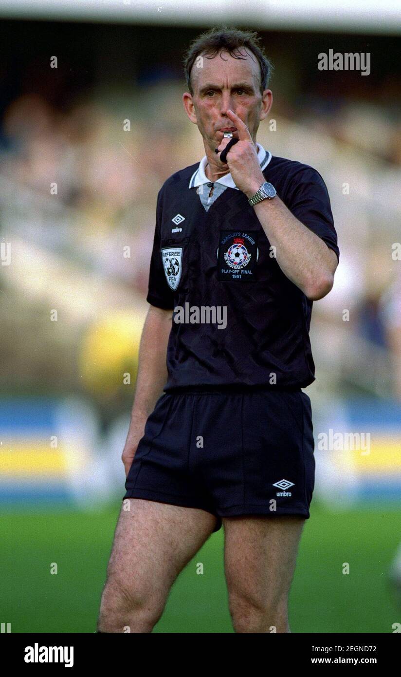 George courtney referee hi-res stock photography and images - Alamy
