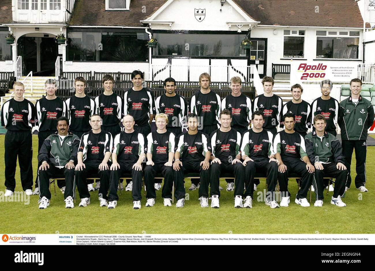 Roger moore director hi-res stock photography and images - Alamy