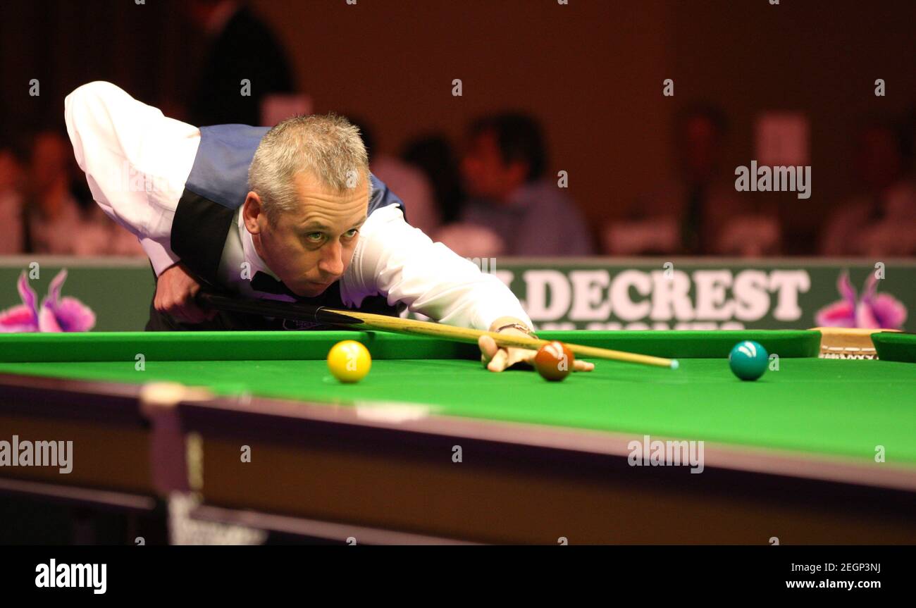 Nigel bond snooker hi-res stock photography and images - Alamy