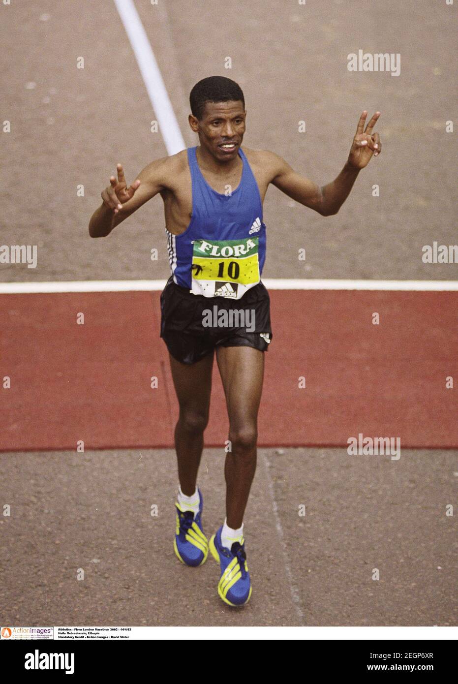 The london marathon 2002 hi-res stock photography and images - Alamy
