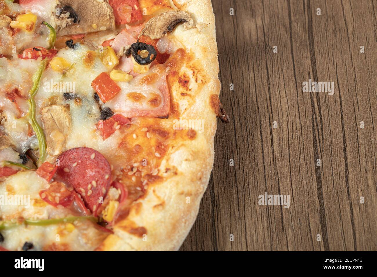 Cooked mixed ingredient pizza with pepperoni slices Stock Photo - Alamy