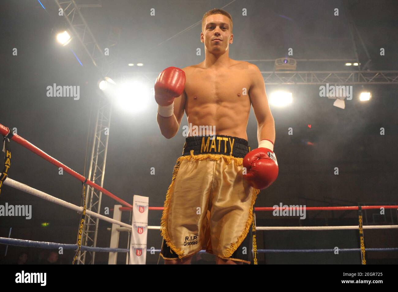 Boxing oldham action hi-res stock photography and images - Alamy