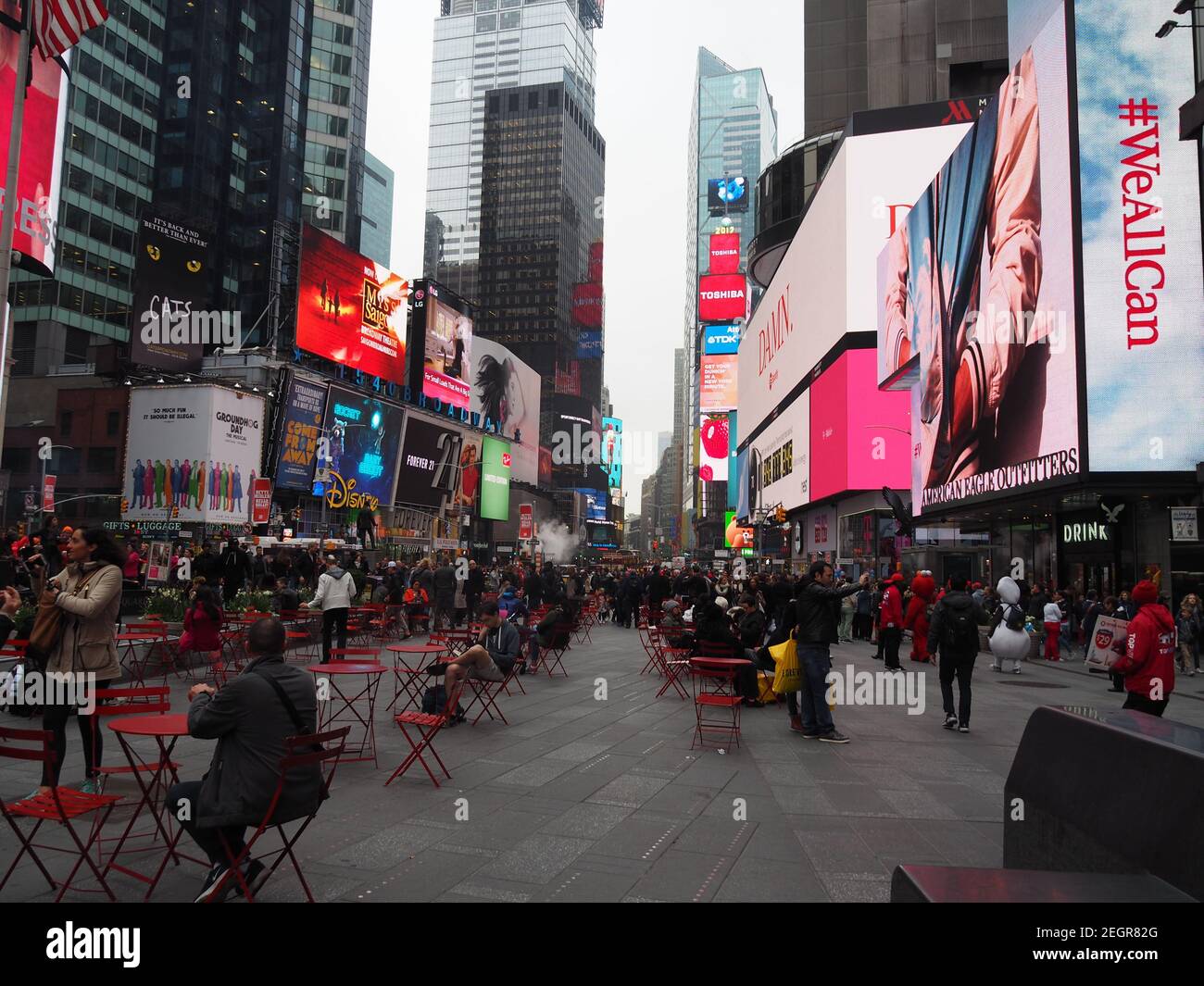 Digital advertising screens hi-res stock photography and images - Alamy