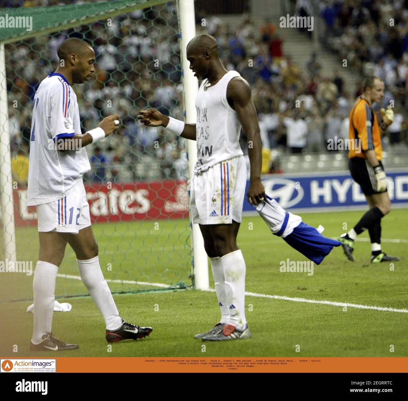 Football action djibril cisse hi-res stock photography and images - Alamy