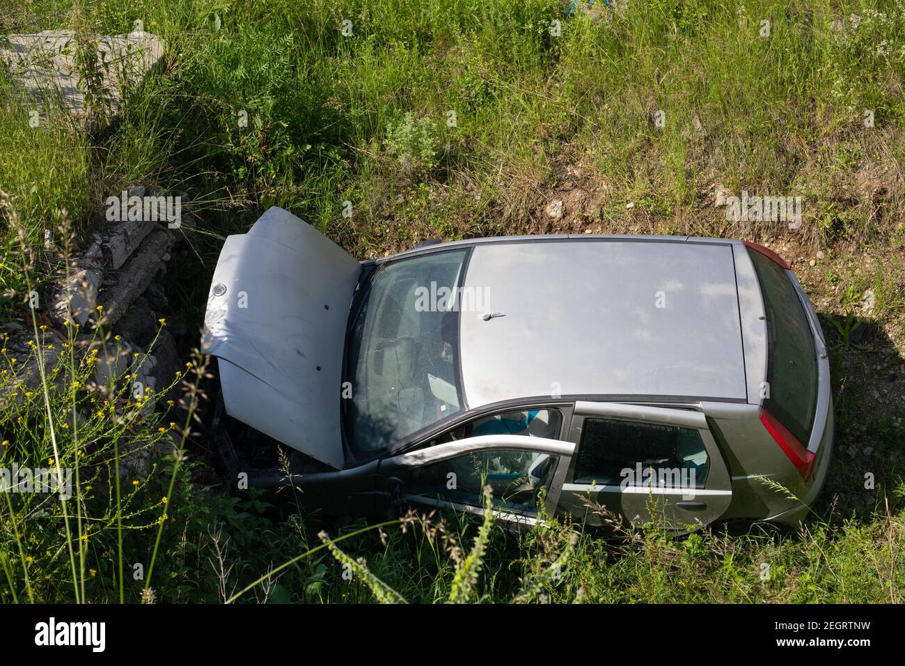 Abandoned smashed car on a country field Stock Photo - Alamy