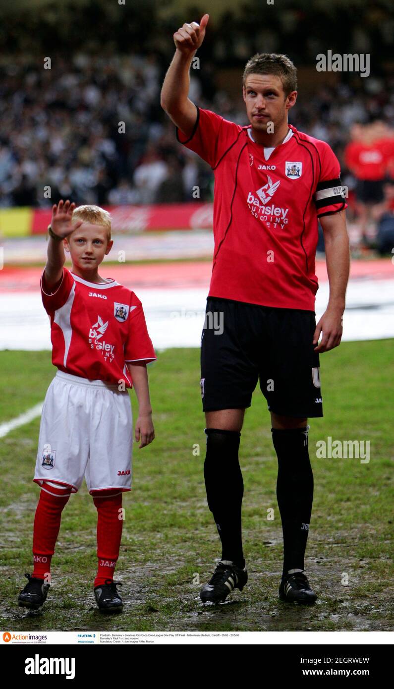 Cardiff city mascot hi-res stock photography and images - Alamy