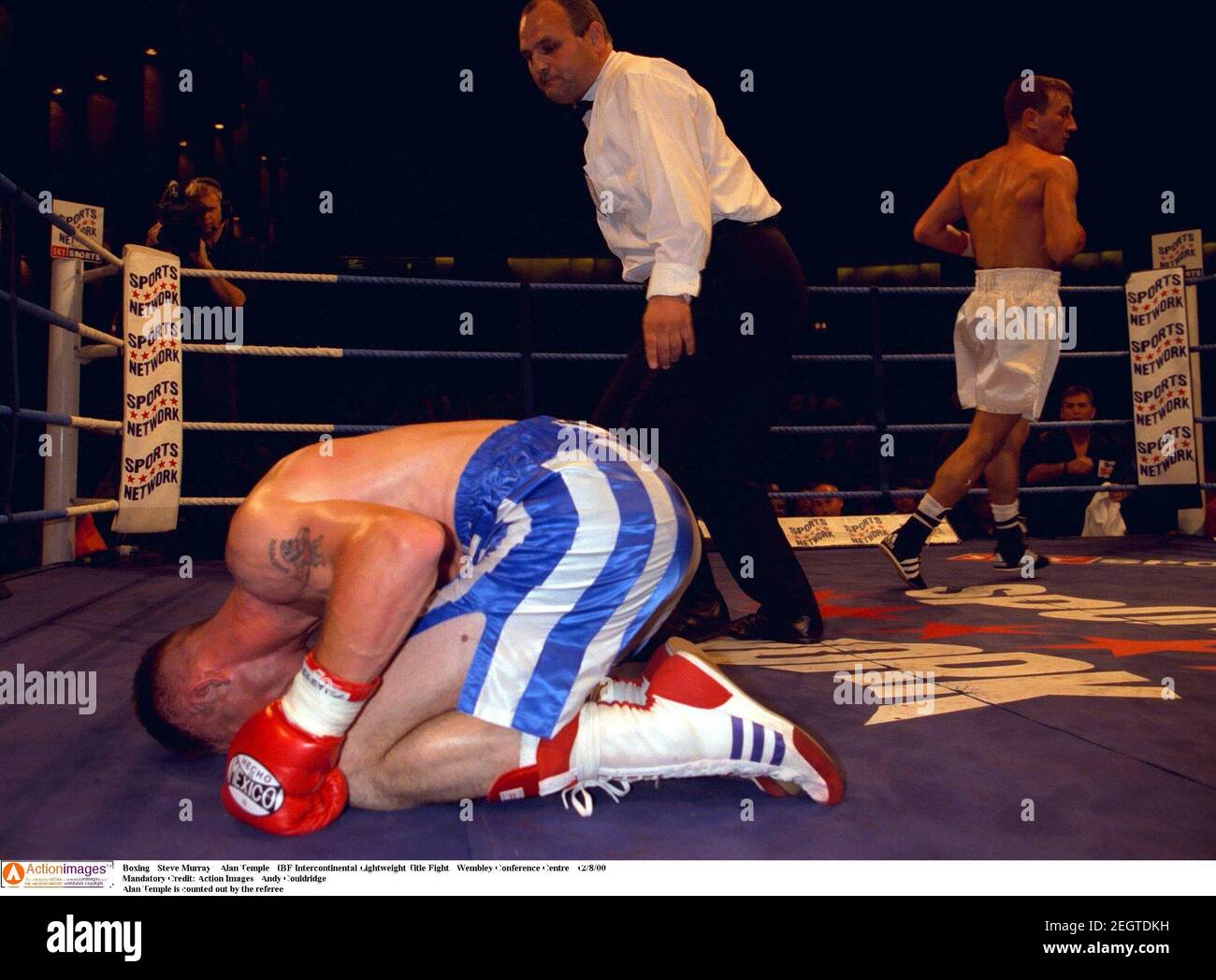 Wembley centre is the referee hi-res stock photography and images - Alamy