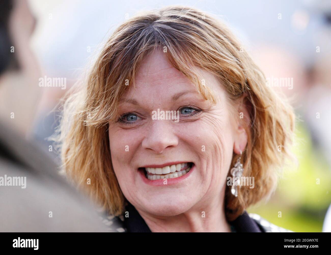 Actress samantha bond hi-res stock photography and images - Alamy