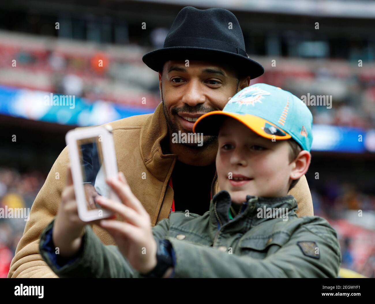 Football action thierry henry hi-res stock photography and images - Alamy