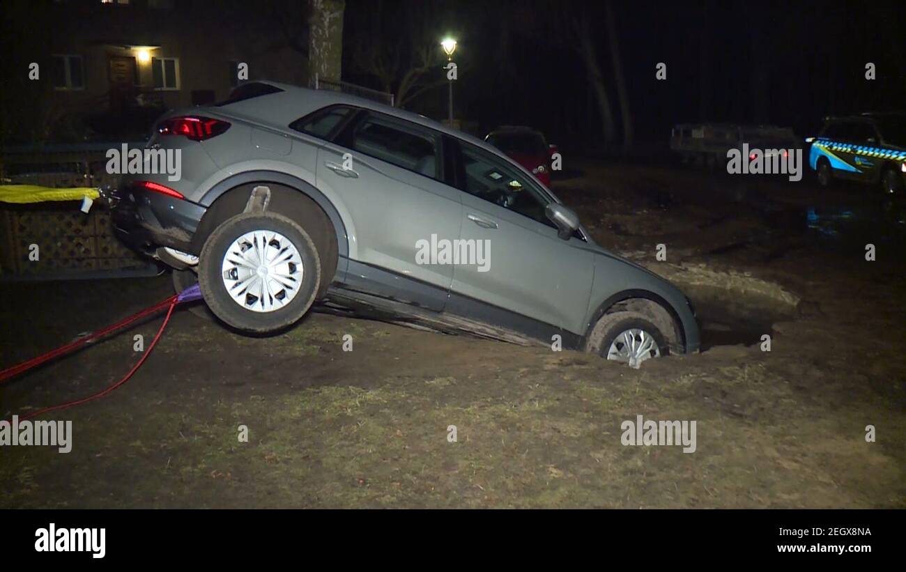Car stuck on driveway hi-res stock photography and images - Alamy