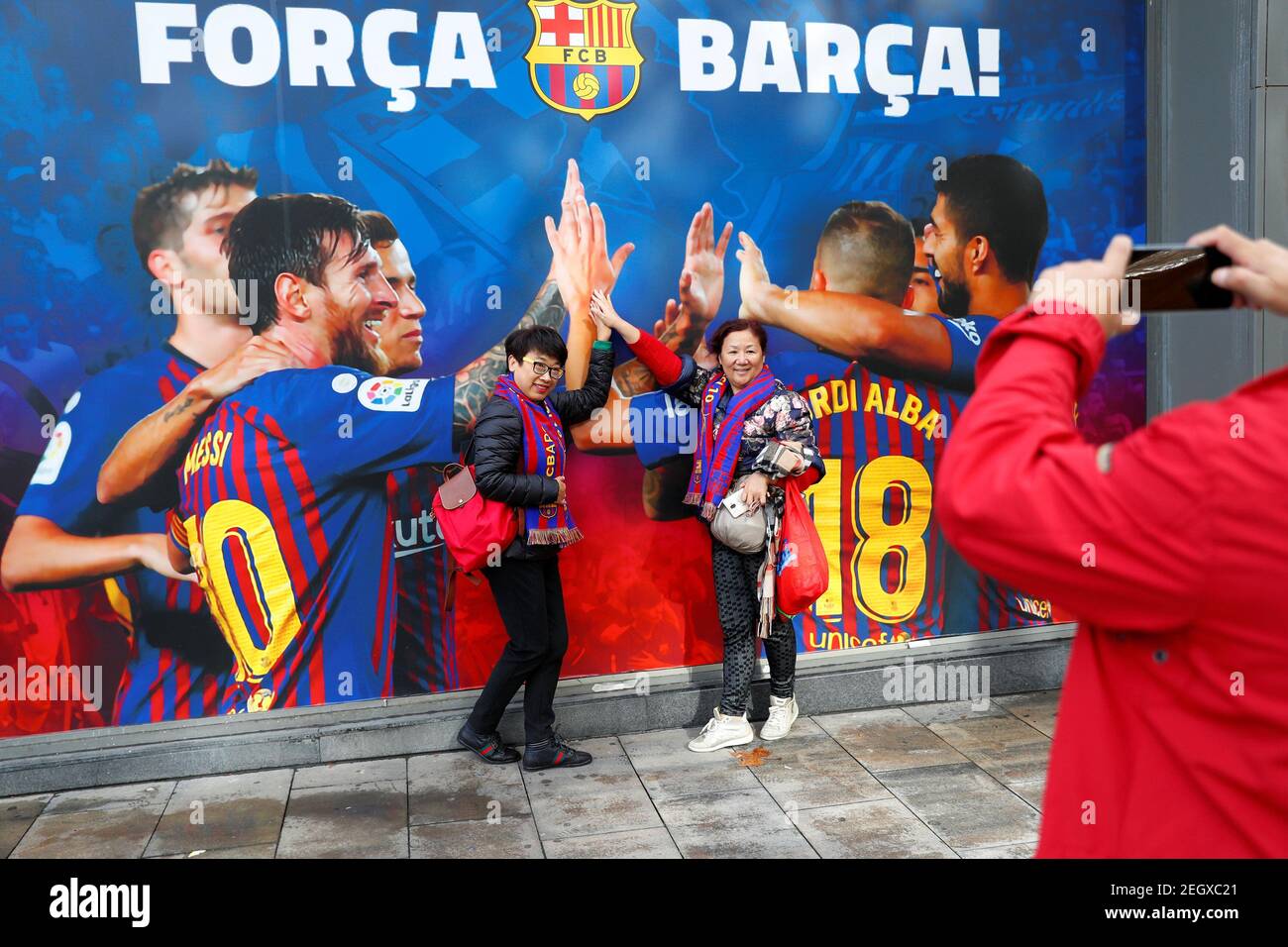 Barcelona fans outside the camp nou stadium hi-res stock photography ...