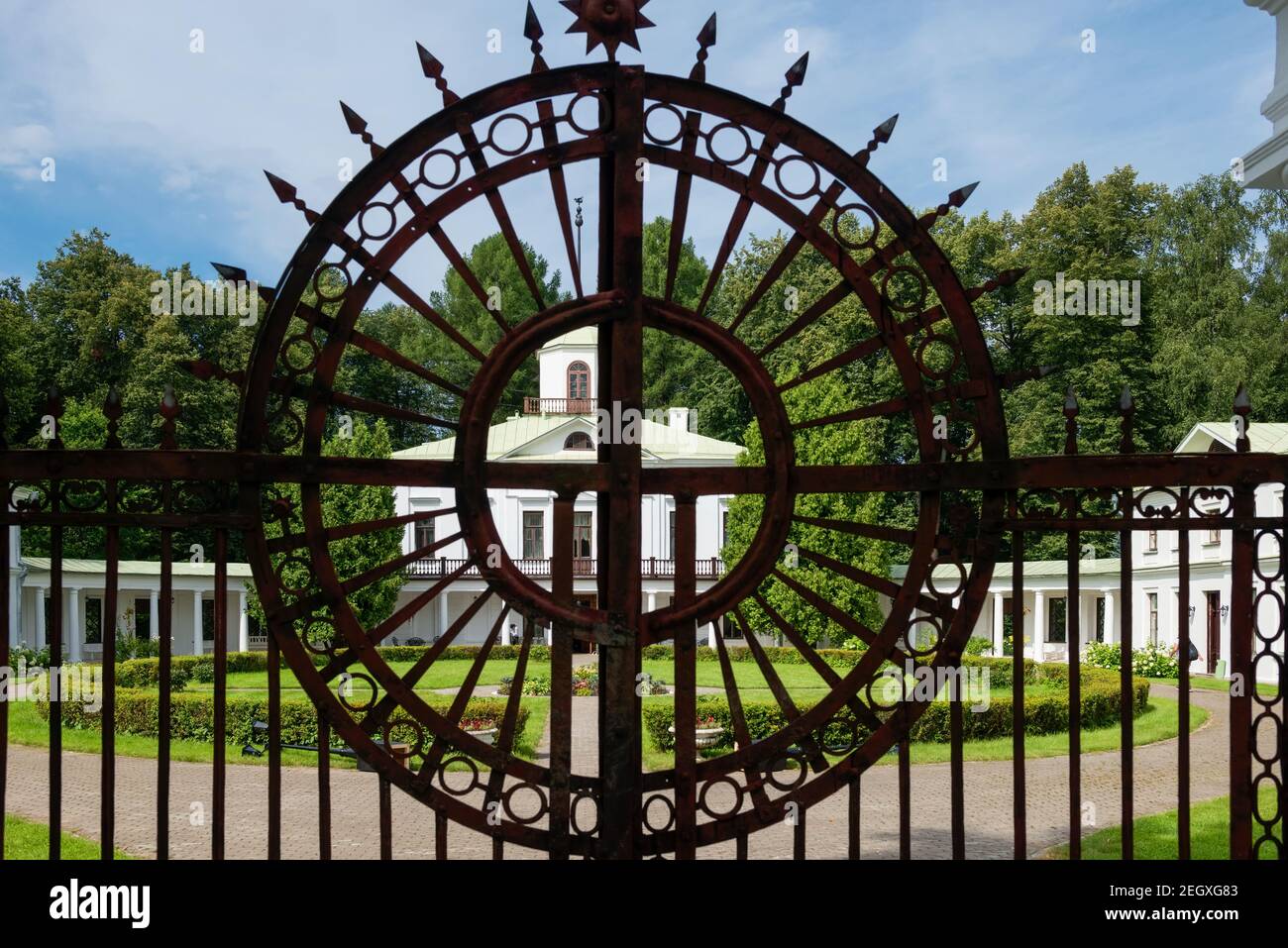 Modern manor house gate hi-res stock photography and images - Alamy