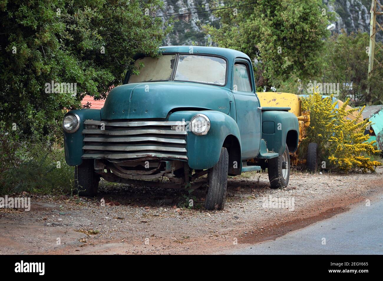 Yellow pickup truck parked hi-res stock photography and images - Alamy