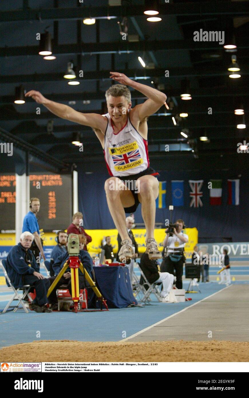 Sport athletics triple jump action jonathan edwards hi-res stock ...