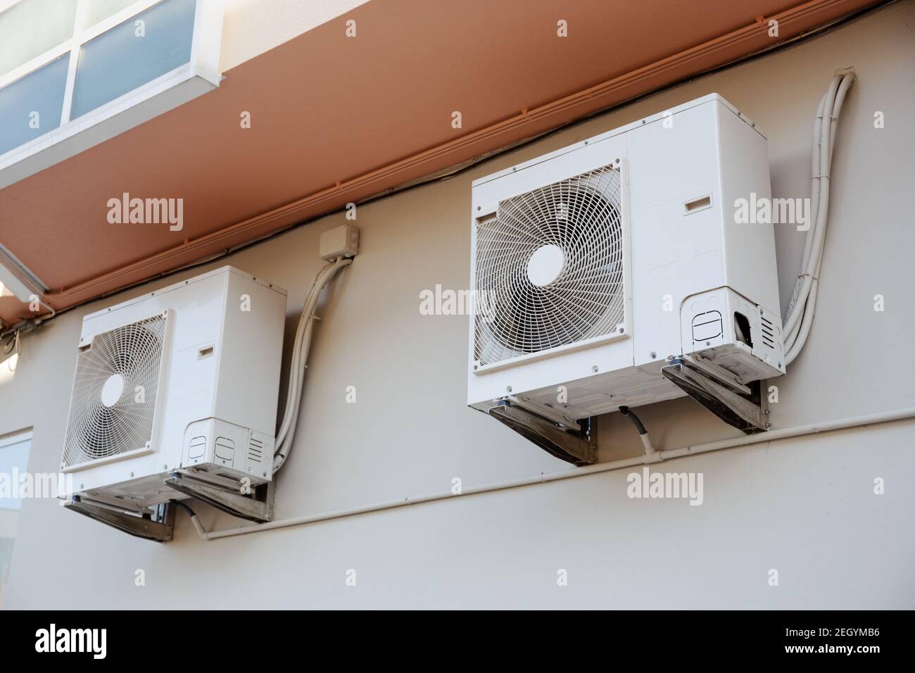 Air conditioning units outside office hi-res stock photography and ...