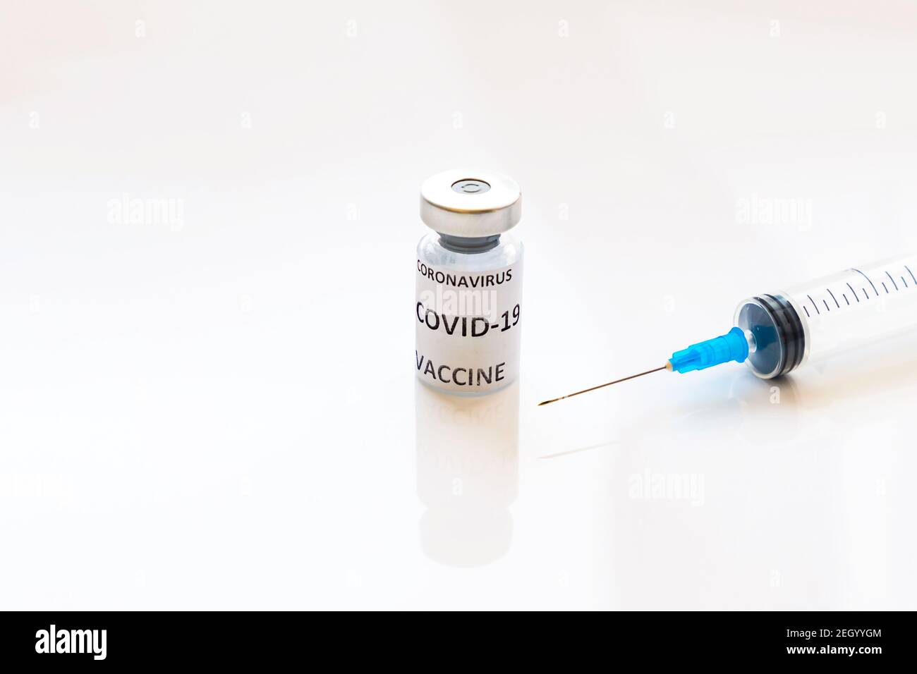 Coronavirus COVID-19 Vaccine Vial and Syringe On glossy White ...