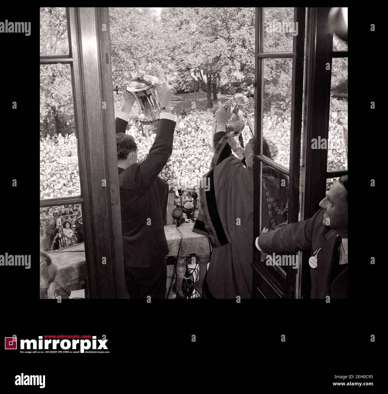 Tottenham hotspur 1960 61 team hi-res stock photography and images - Alamy