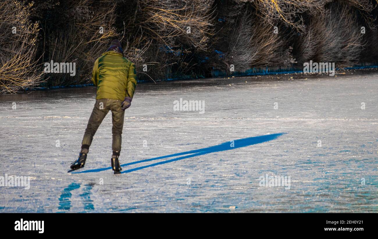 Man figure ice skating hi-res stock photography and images - Alamy