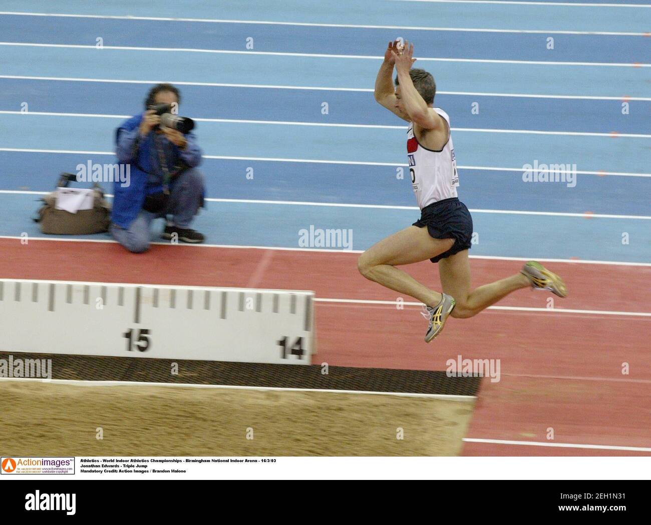 Sport athletics triple jump action jonathan edwards hi-res stock ...