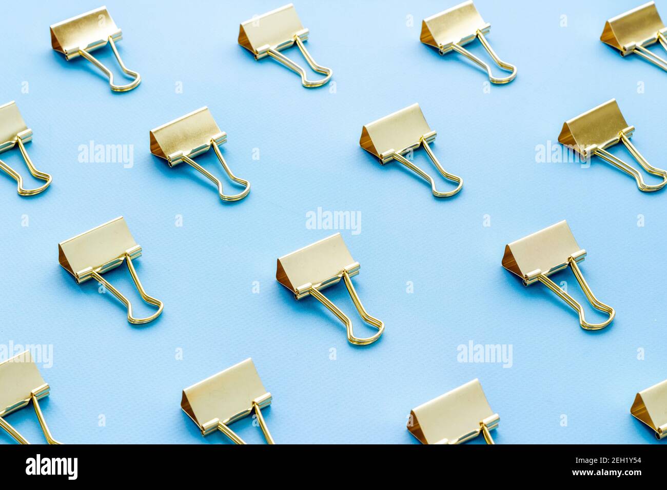 Office supplies pattern. Golden paper binder clips Stock Photo - Alamy