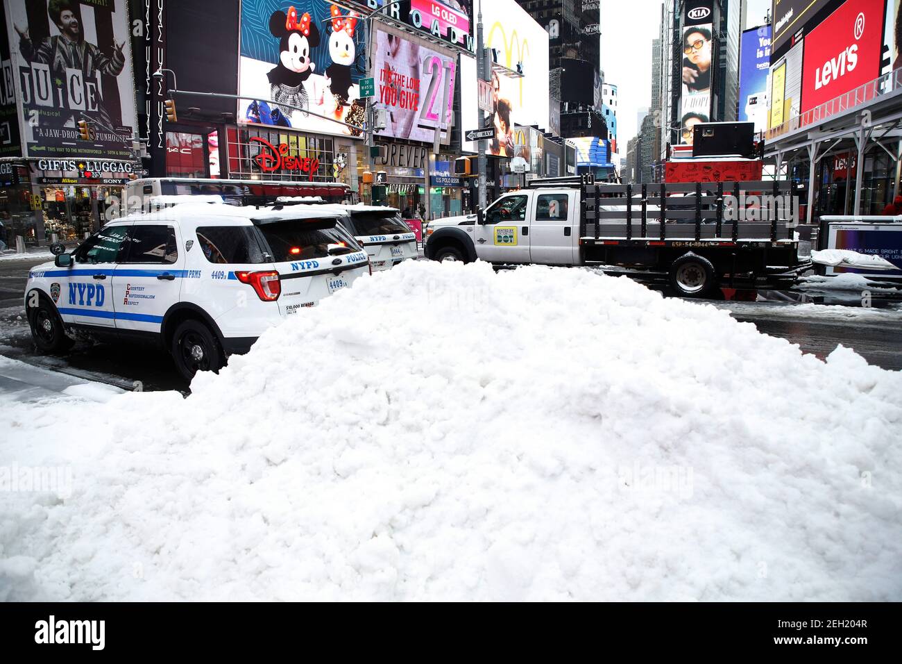 Us police car in snow hi-res stock photography and images - Alamy