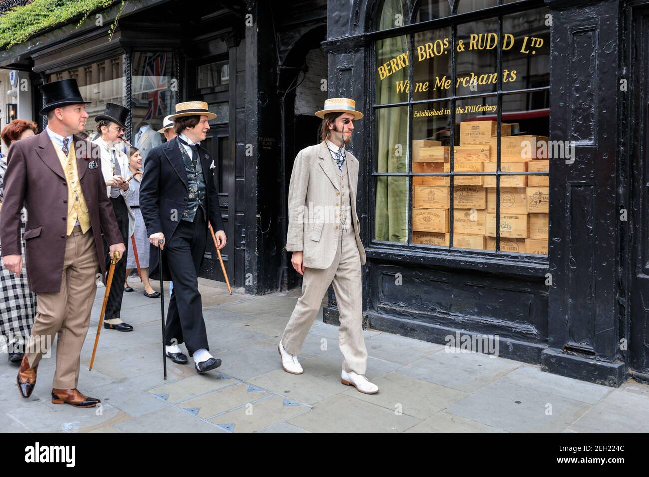 Dapper British Chaps and Chapettes at ' The Grand Flaneur' Chap Walk ...