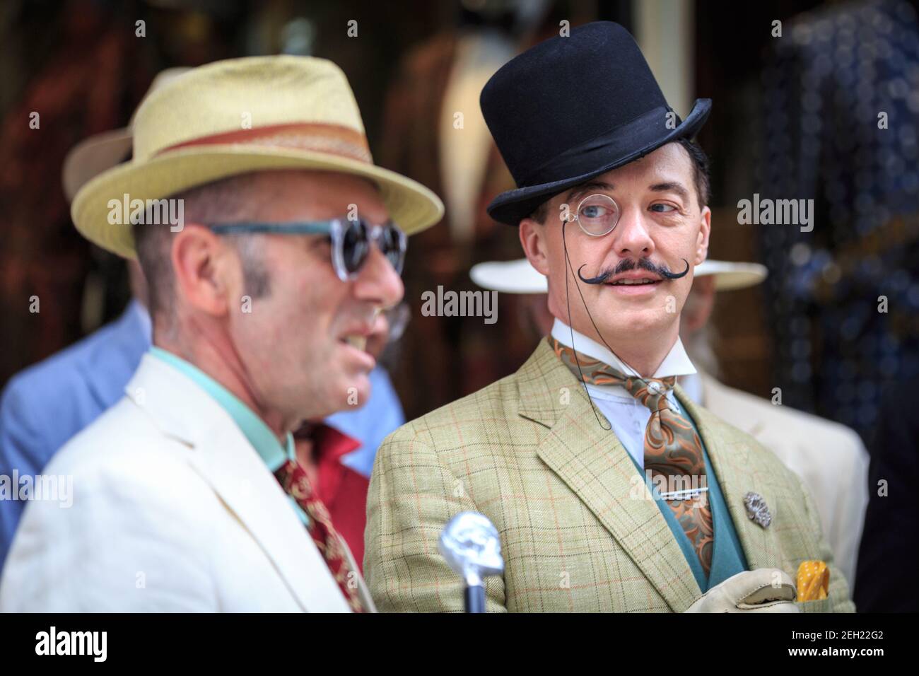 Dressed in tweed hi-res stock photography and images - Alamy