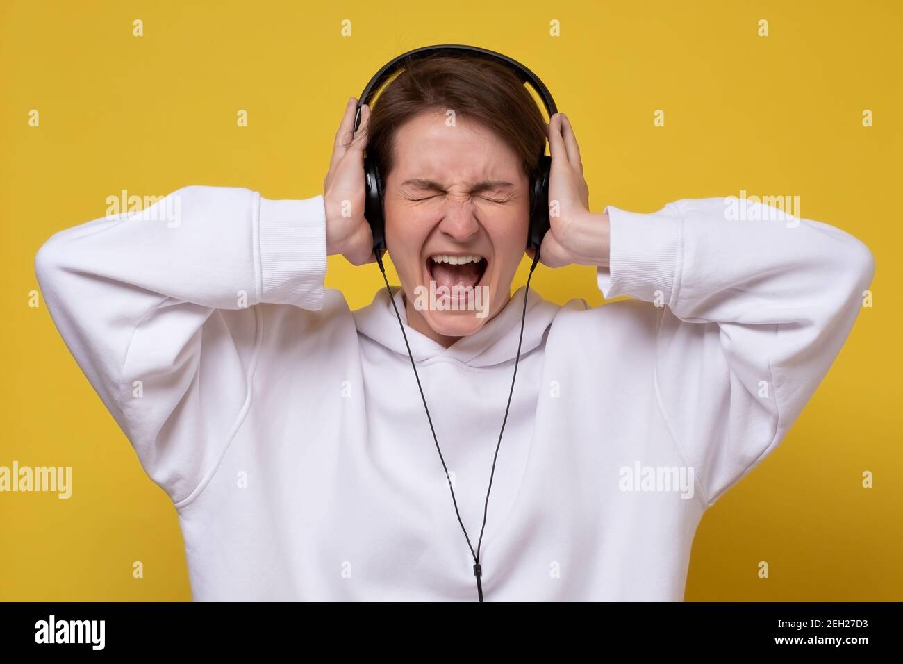 Teenagers screaming in face hi-res stock photography and images - Alamy