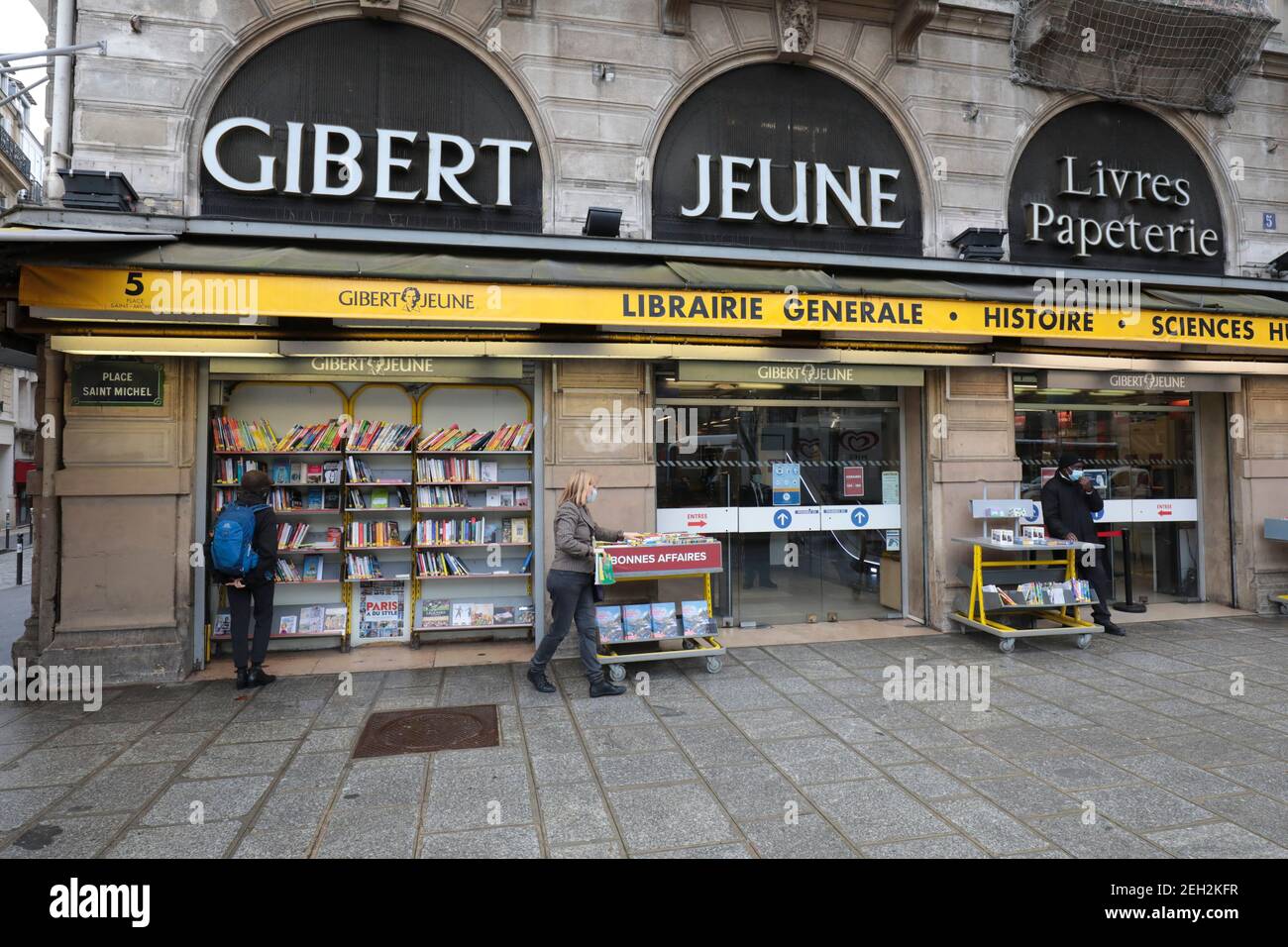 CLOSURE OF AN ICONIC PARIS BOOKSHOPS Stock Photo - Alamy