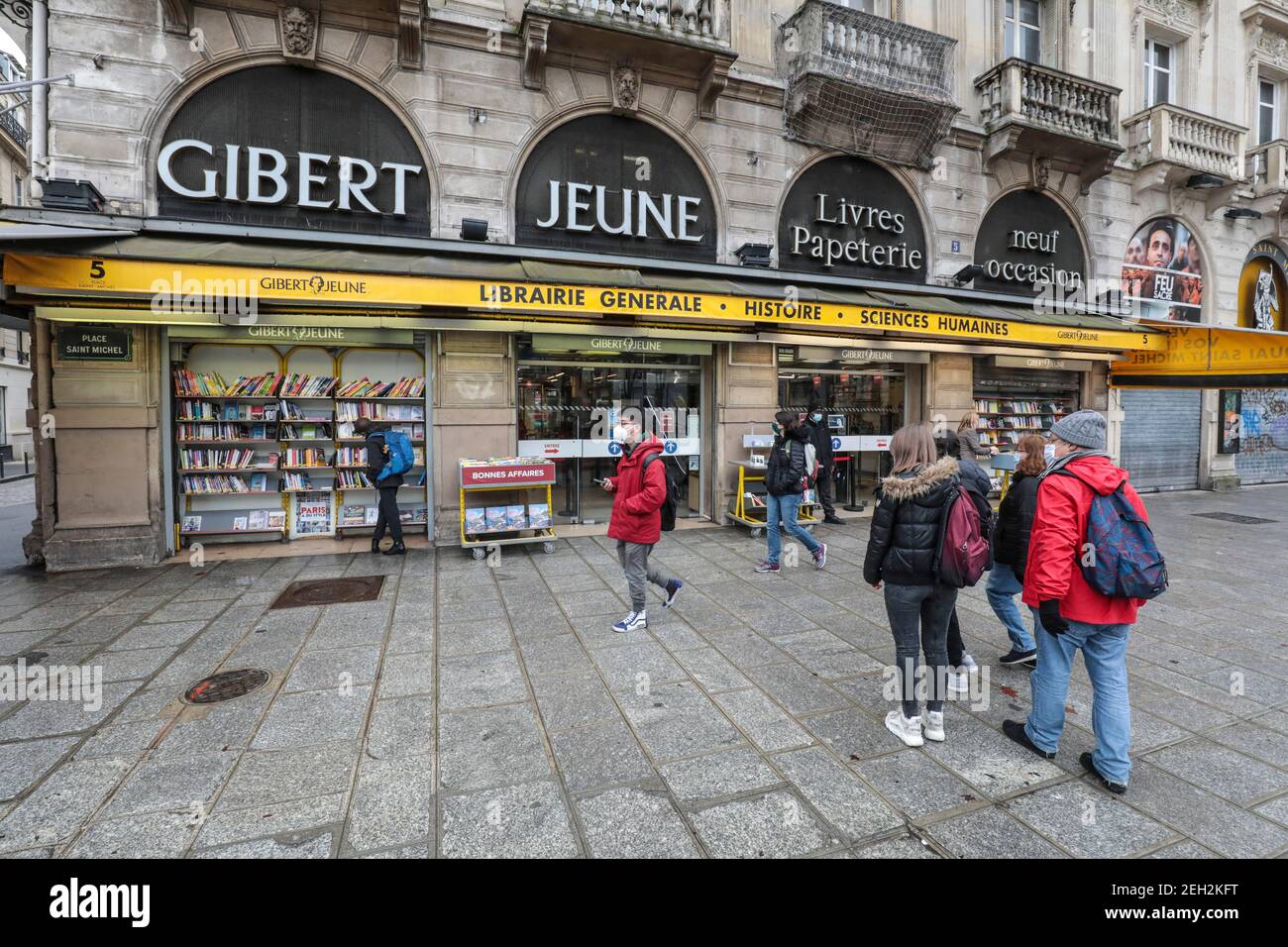 CLOSURE OF AN ICONIC PARIS BOOKSHOPS Stock Photo - Alamy