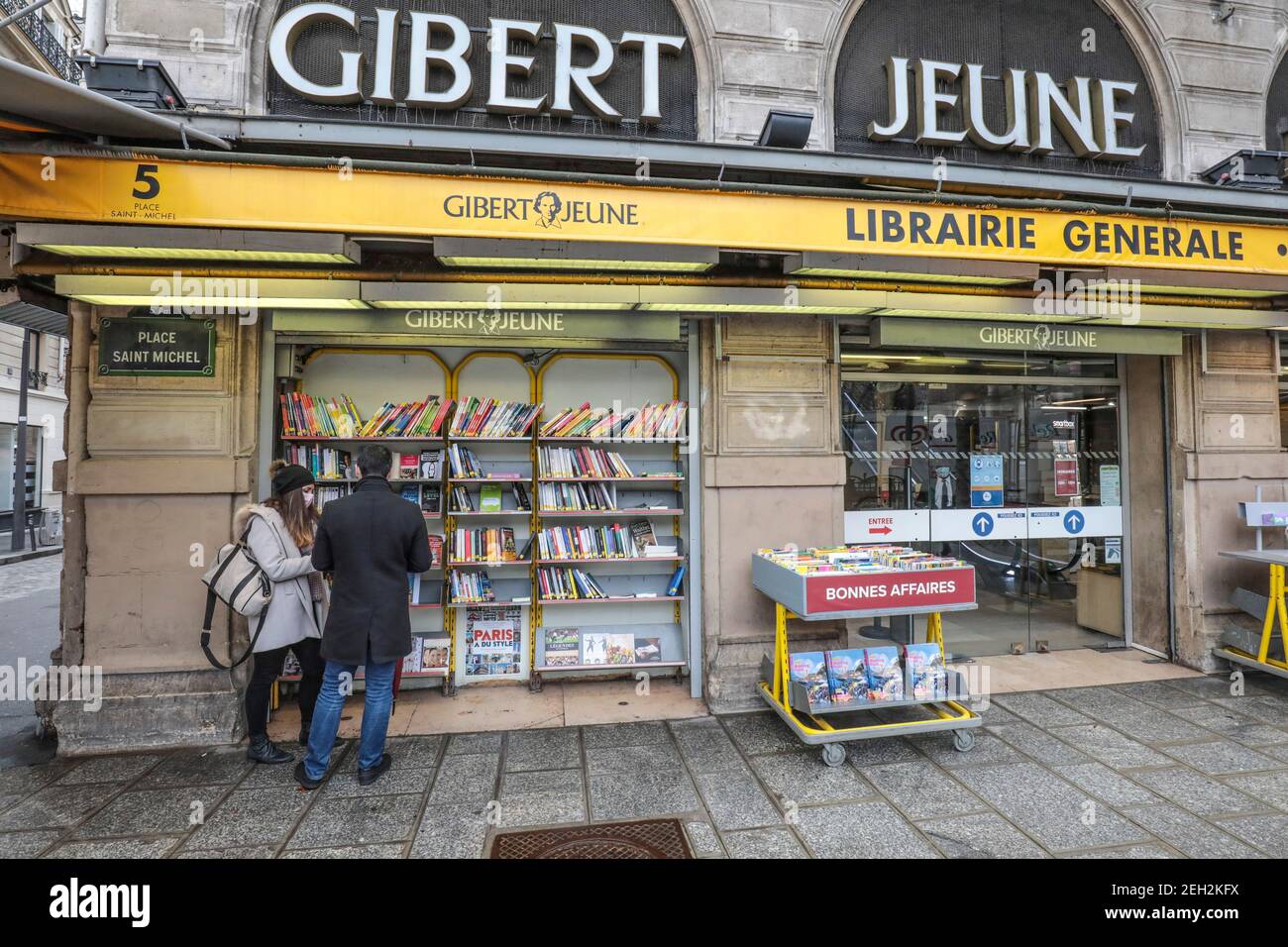 CLOSURE OF AN ICONIC PARIS BOOKSHOPS Stock Photo - Alamy