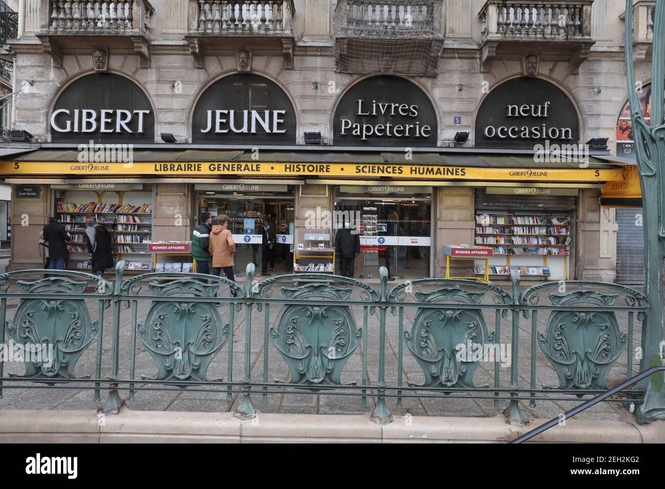 CLOSURE OF AN ICONIC PARIS BOOKSHOPS Stock Photo - Alamy