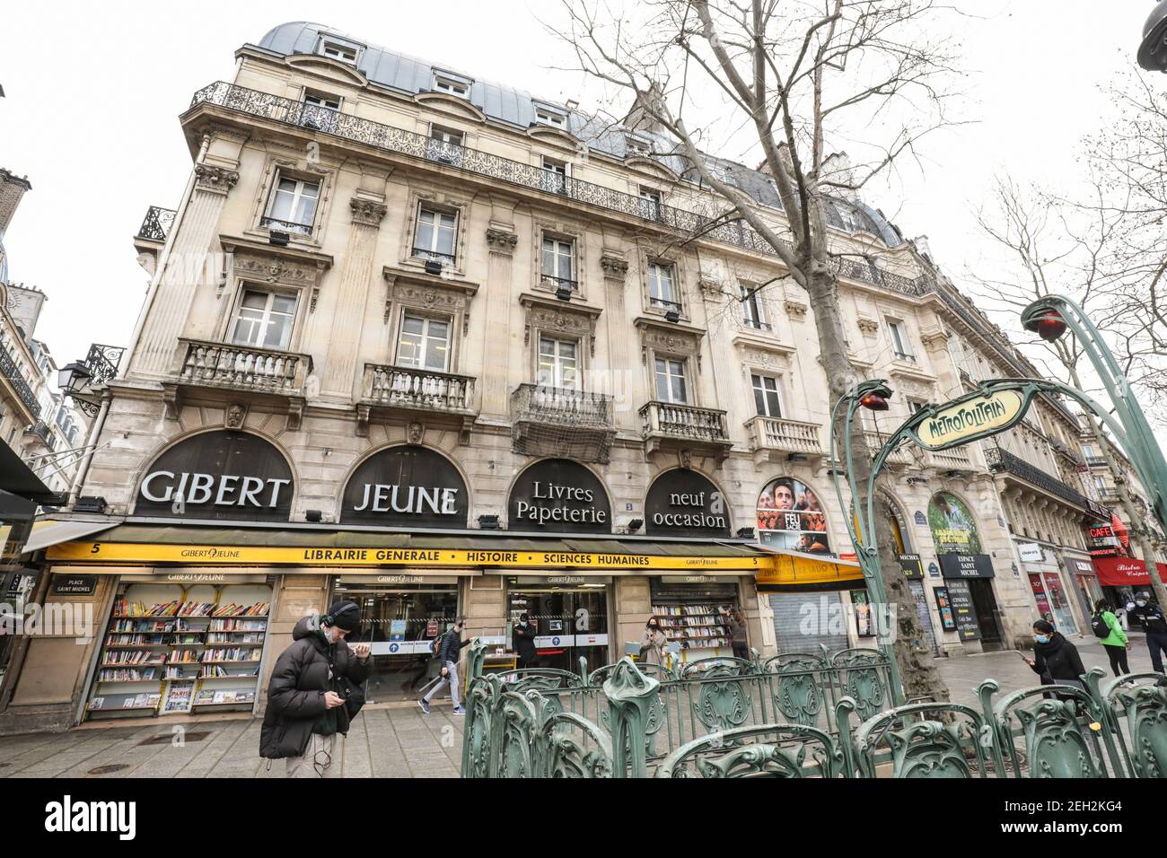 CLOSURE OF AN ICONIC PARIS BOOKSHOPS Stock Photo - Alamy
