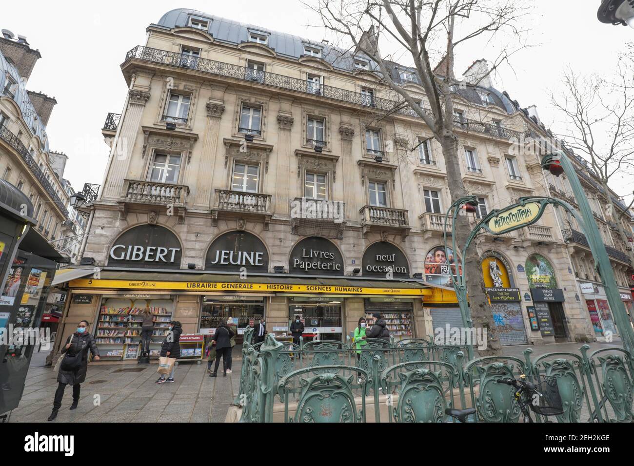 CLOSURE OF AN ICONIC PARIS BOOKSHOPS Stock Photo - Alamy