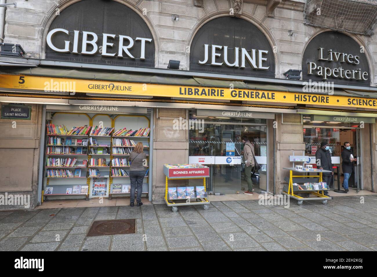 CLOSURE OF AN ICONIC PARIS BOOKSHOPS Stock Photo - Alamy